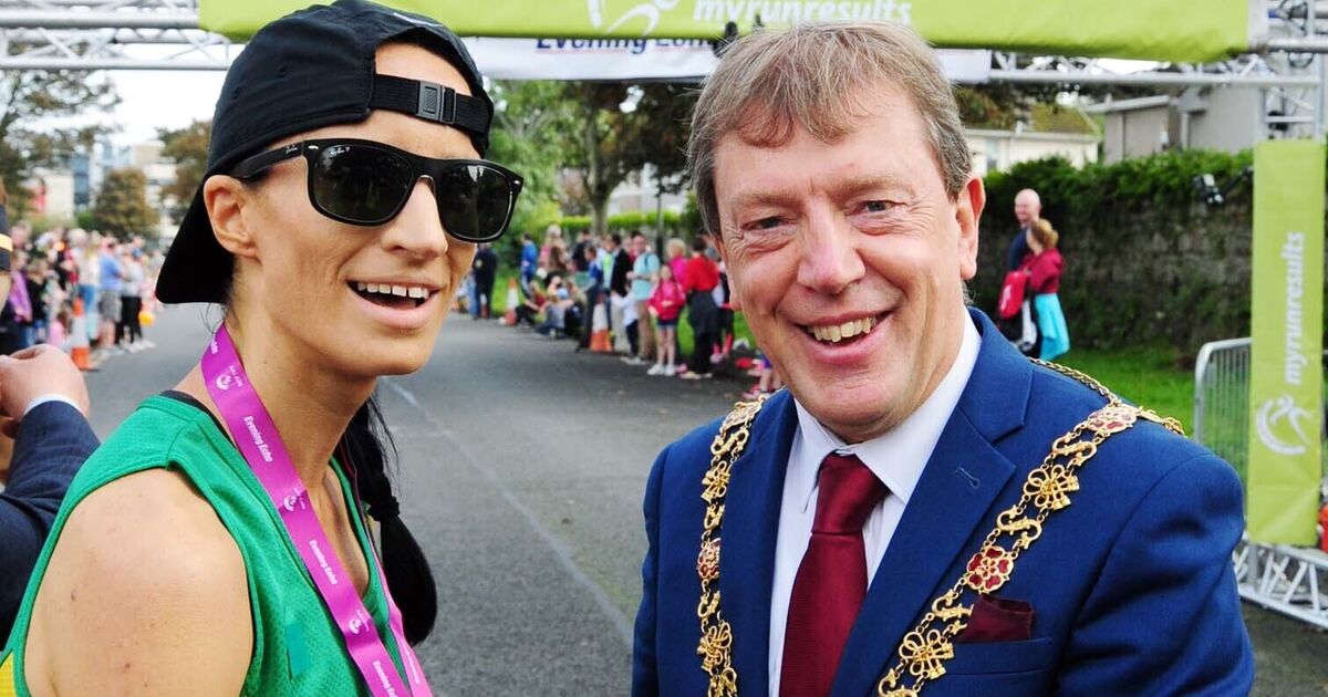 Watch as Laura Crowe crosses the line to win