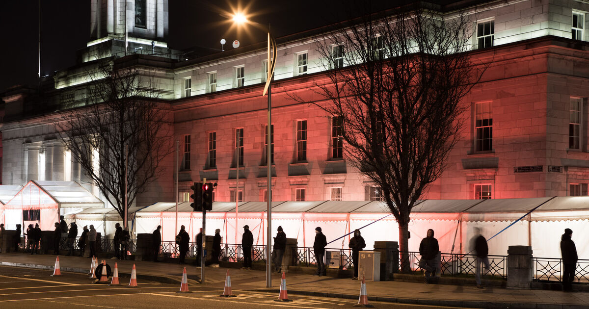 Large crowds turn out for jabs at City Hall