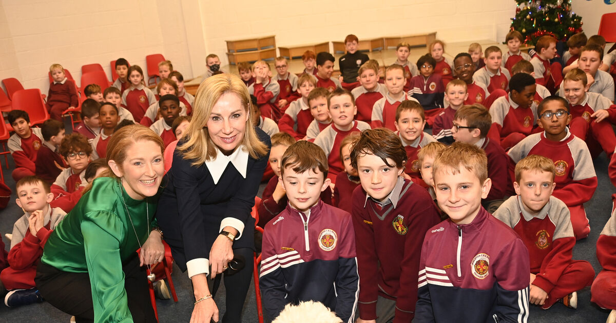 Pictures: Junior minister Madigan gets a tour of Midleton Primary CBS