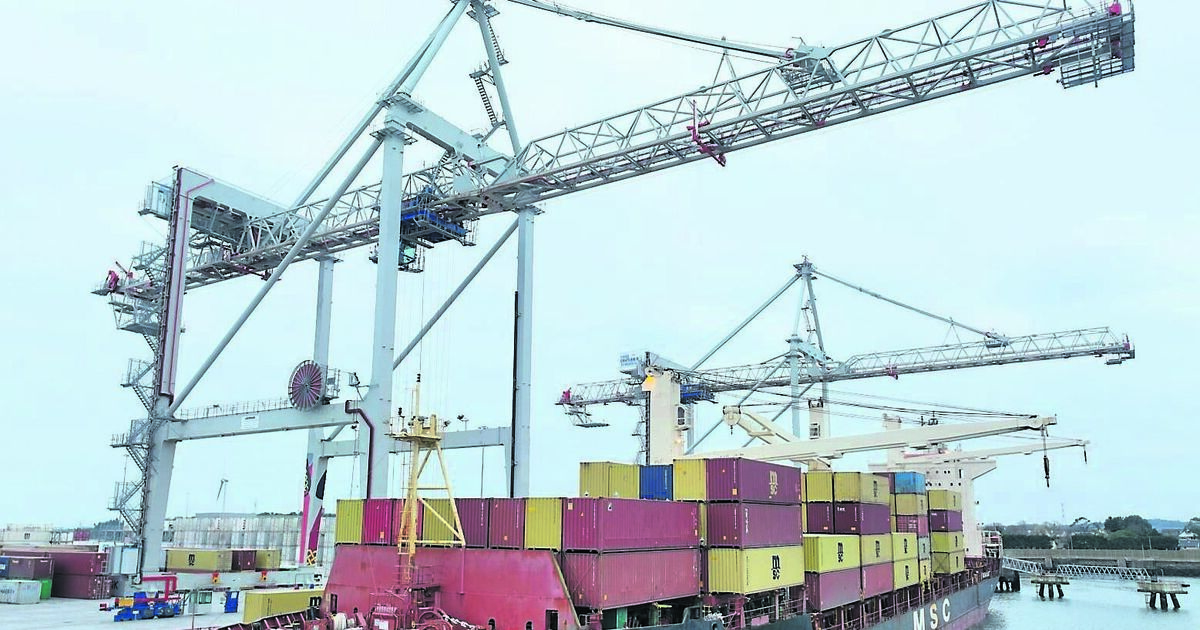 Deep-sea ship makes first call on new route