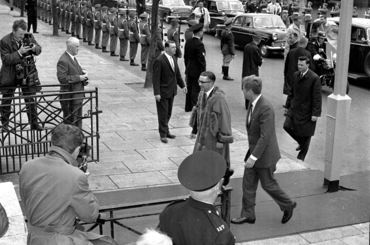 Nostalgia: De Valera visits Cork to open new City Hall