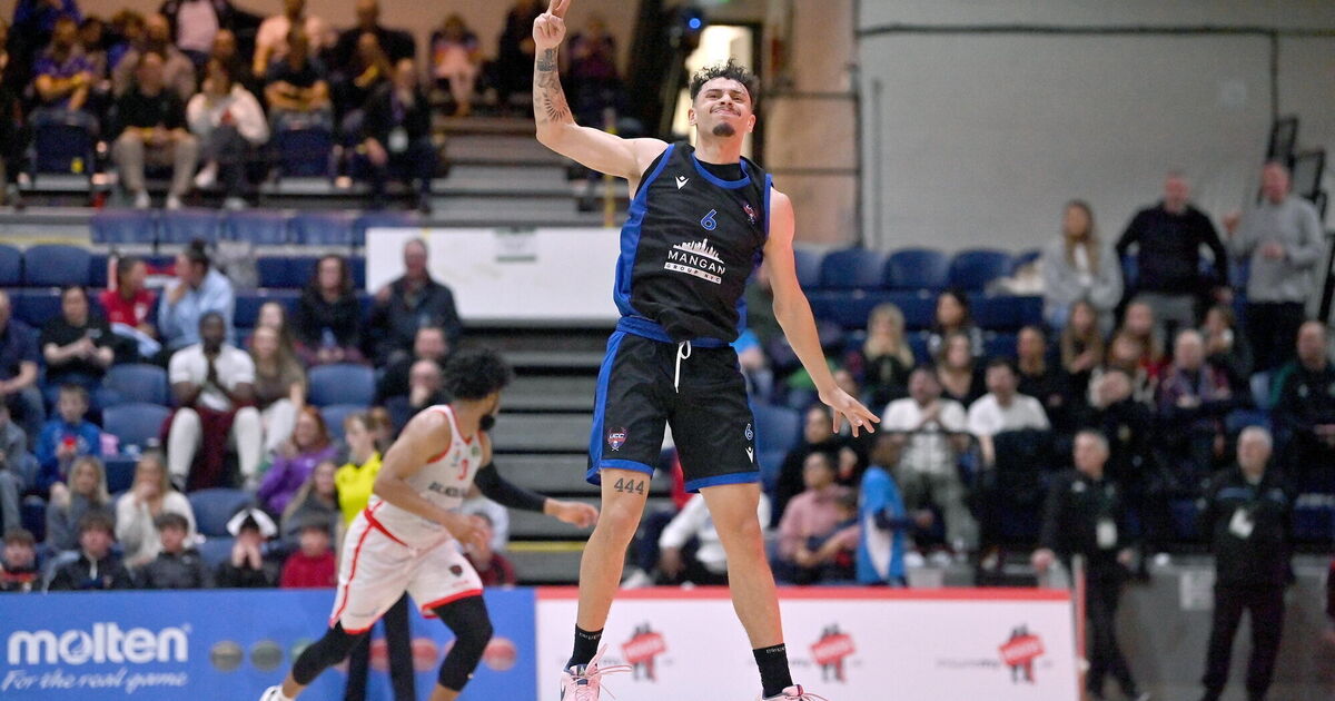 Los jugadores irlandeses de los UCC Demons liderados por James Hannigan ...